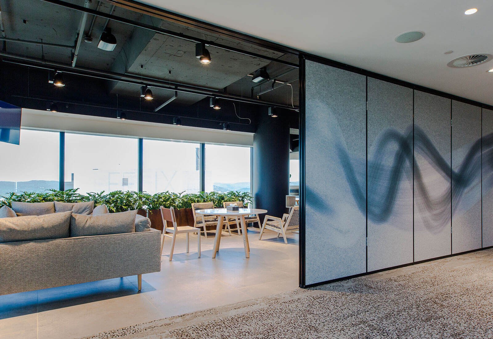 How About A Single Wall With A Custom Service? - Fernando Esteves